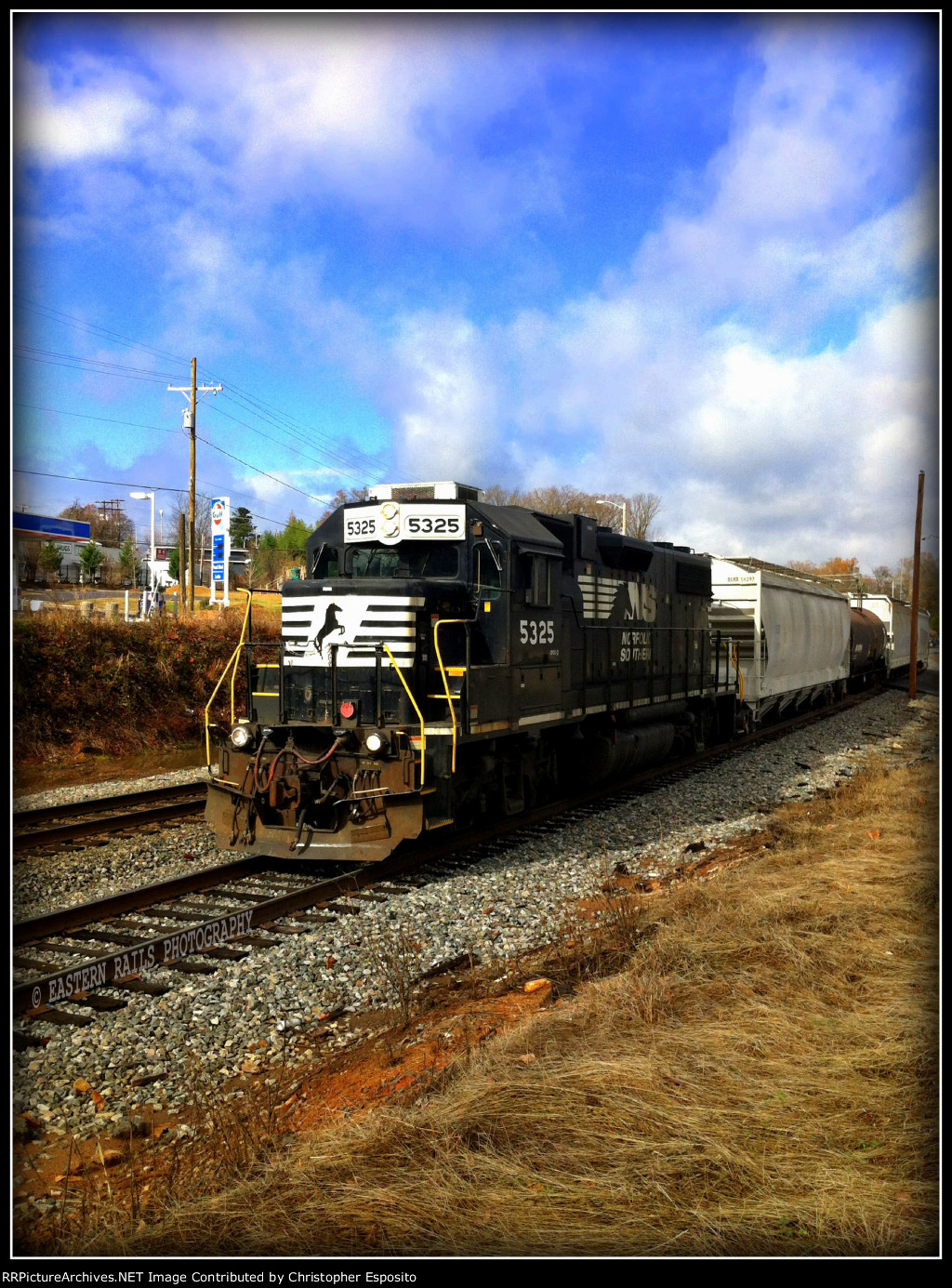 NS GP38-2 5325 leads P83 down the R Line